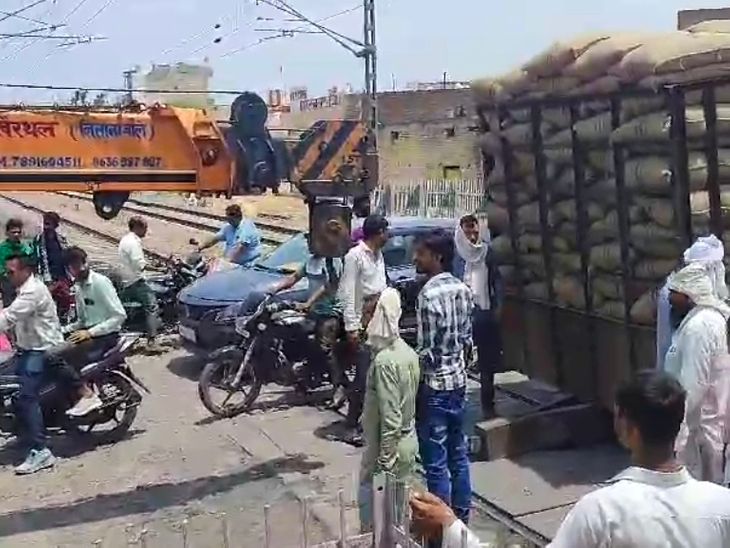 Overloaded trolley stuck in the middle of railway gate in Khairthal ...
