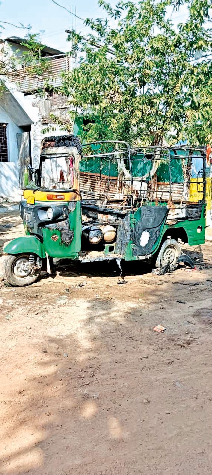 CNG passenger auto caught fire, electric wires burnt | सीएनजी सवारी ऑटो ...