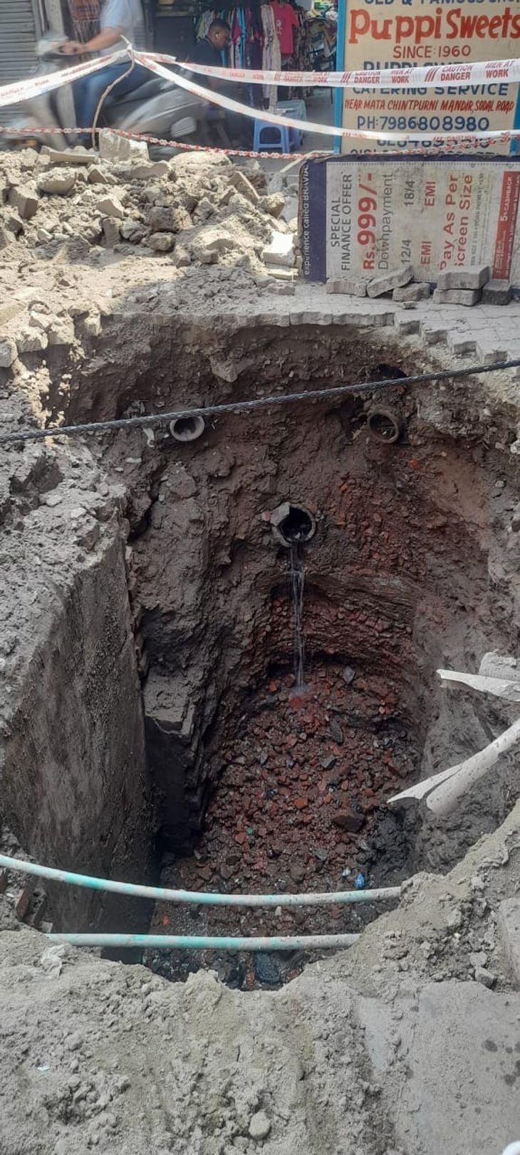 Sewer manhole collapsed due to pressure of heavy vehicle at Mai Heeran ...