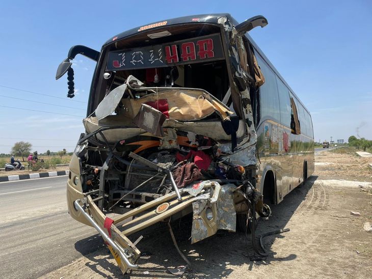 Travels bus collides with truck, one passenger dead, seven injured
