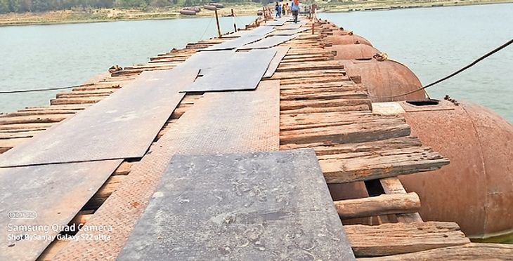The pontoon bridge built on the Saryu river became dilapidated | सरयू ...