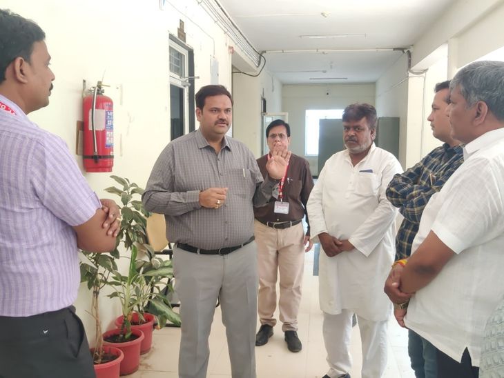 Postal ballots deposited in the strong room of the treasury | कोषालय के स्ट्रॉन्ग रूम में डाक ...