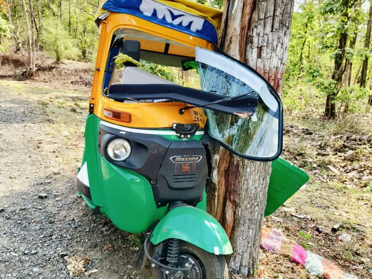 Auto lost control and collided with a tree