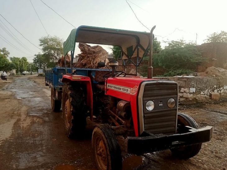 2 tractor-trolleys loaded with wood seized | लकड़ी से भरी 2 ट्रैक्टर ...