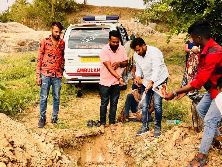 Hindu Sena workers buried the helpless dead youth | हिंदू सेना ...