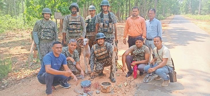 Police recovered a 5 kg cooker IED and defused it on the spot | पुलिस ...