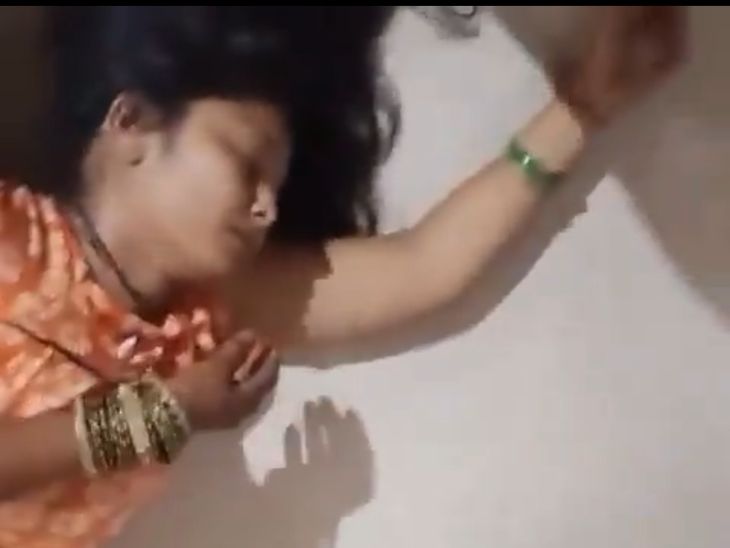 A woman kept writhing in pain on the ground in Unnao, VIDEO | उन्नाव में जमीन पर दर्द से तड़पती ...