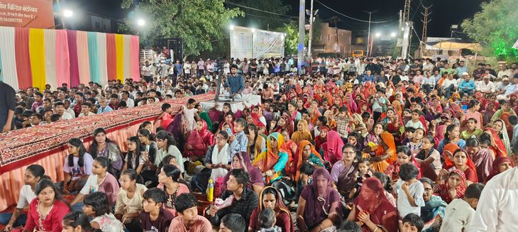 One evening in the name of Majisa Bhajan Sandhya in which Bhajan Aarti ...