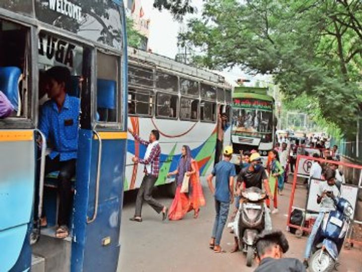 Crowd of passengers gathered at Civil Line crossing, result- traffic ...