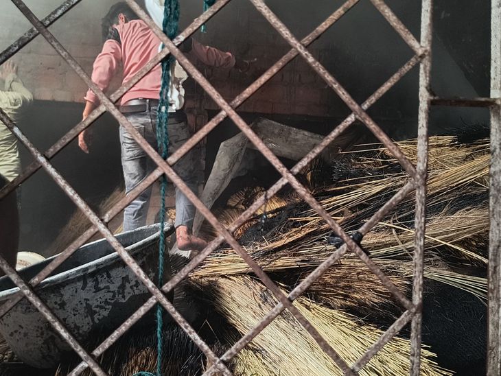 Fire broke out in a broom making factory in Auraiya | औरैया में झाड़ू ...