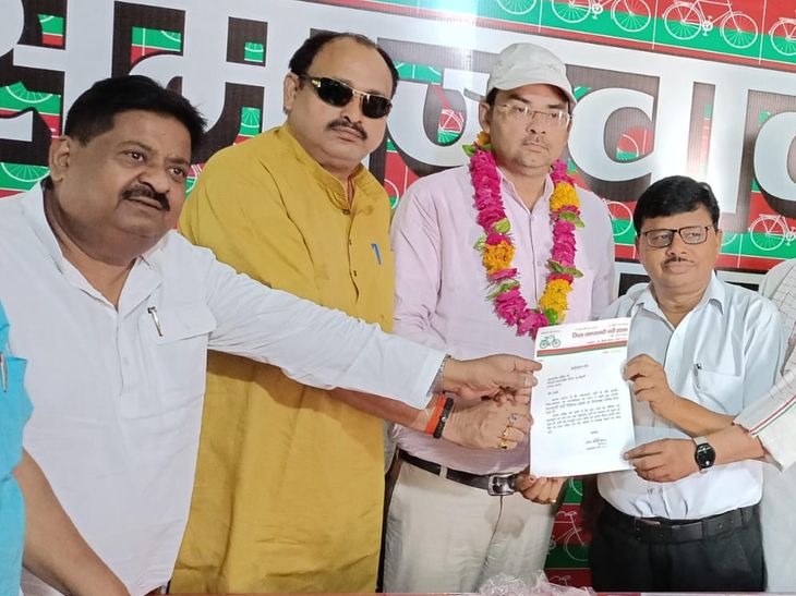 Dr. Ashish Dixit became the president of Etawah SP Medical Cell | इटावा सपा चिकित्सा प्रकोष्ठ के ...