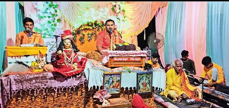 The story of the glory of Shivling was narrated in the Shiv Mahapuran Katha at Gajraj Camp ...