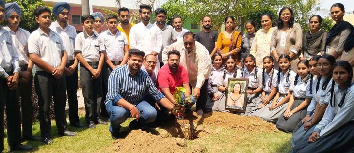Tree plantation was done on the third death anniversary of Anju Singla | अंजू सिंगला की तीसरी ...
