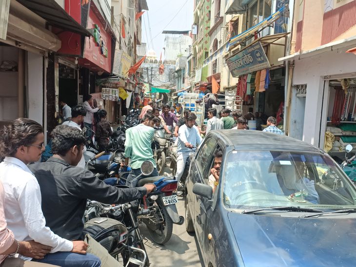 The main roads have become narrow, people are troubled by traffic jams ...