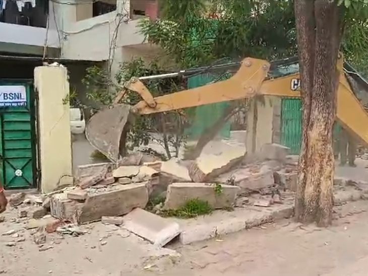 Encroachment obstruction in the construction of Mukhtiyarganj Railway ...