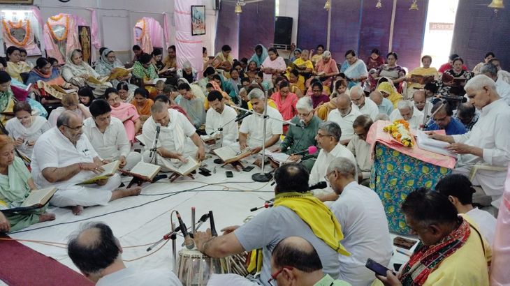 The solution to every crisis of life is hidden in the verses of Shri ...