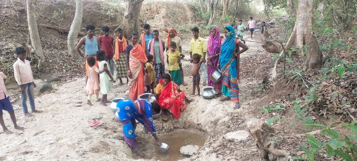 There is no road to reach Kunda village, people drink water by digging ...