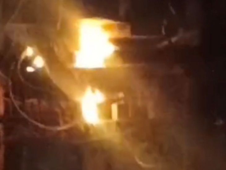 Transformer caught fire due to sparking | स्पार्किंग से ट्रांसफॉर्मर ...