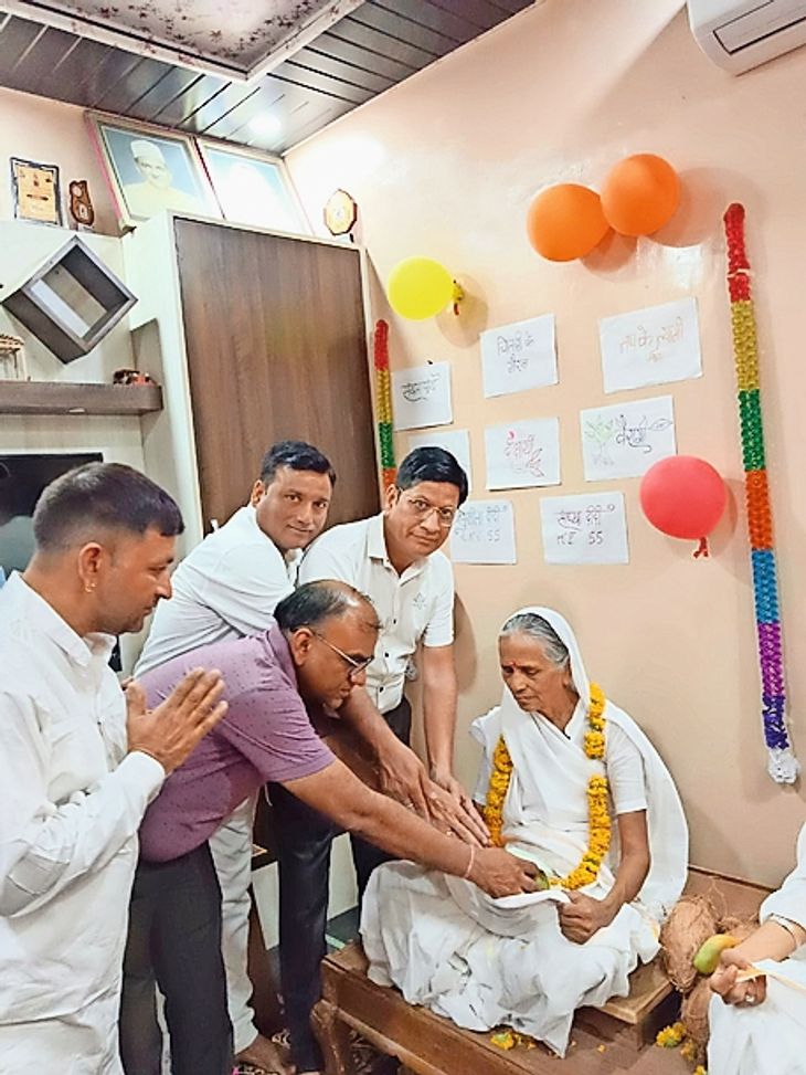 Shri Kalyan Mantra Strot was worshiped in the spirit of world peace in ...