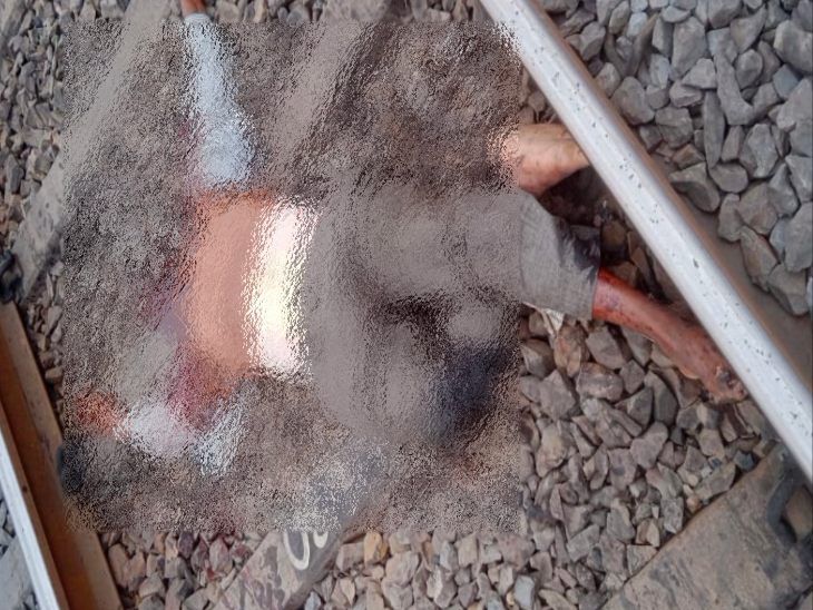 Head cut off from body by train on railway track | रेलवे ट्रैक पर ट्रेन ...
