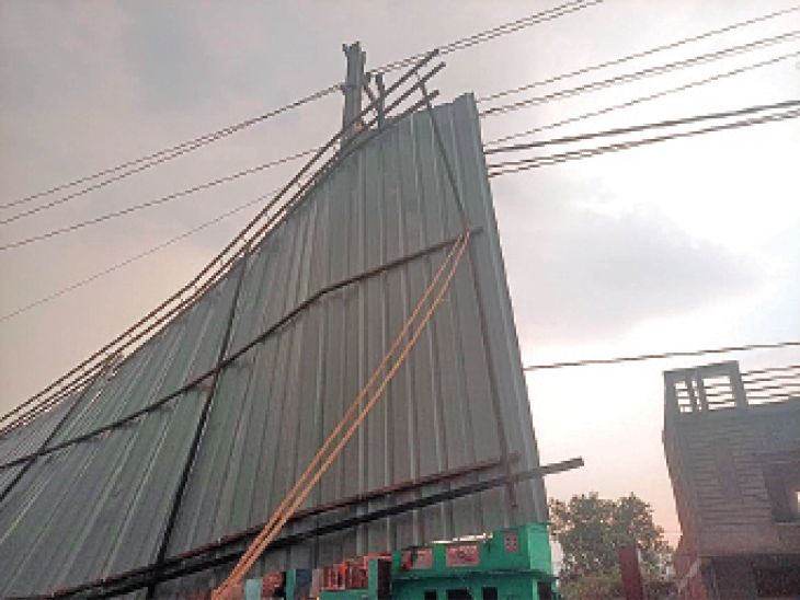 Three iron sheets flew and got stuck in the power cable, poles broke ...