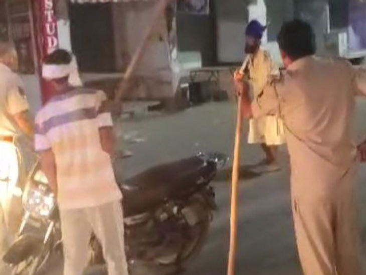 A young man with a sword created a ruckus | तलवार लेकर लोगों के पीछे ...