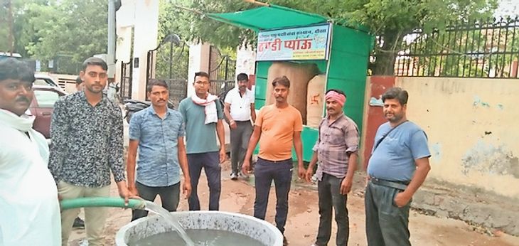 Cold drinking water stall started, relief to pedestrians, water stored ...