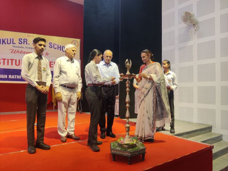 Anchal became the head girl in the decoration ceremony | अलंकरण समारोह में हेड गर्ल आंचल बनी ...