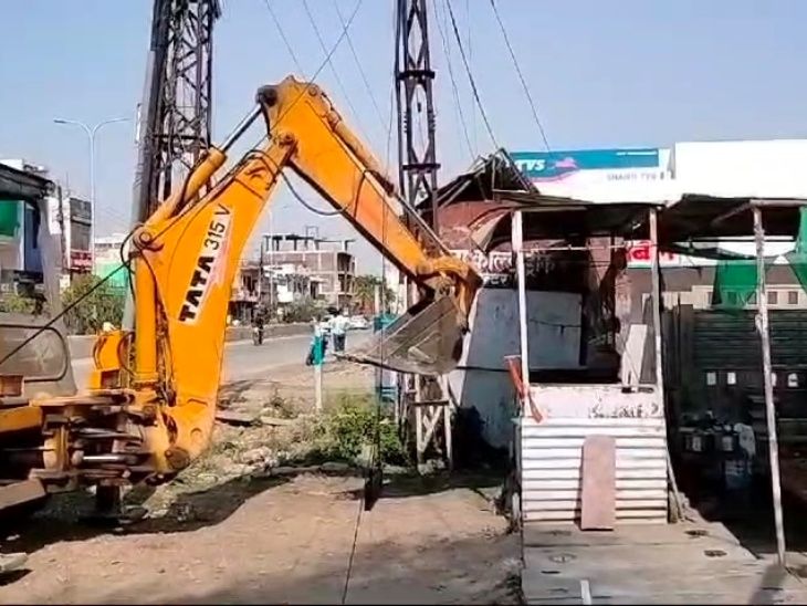 Encroachment removed on Kota road in Baran. The kiosks encroaching on ...