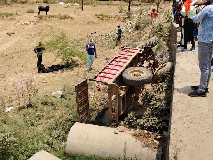 Tractor-trolley fell into the drain from the culvert | ट्रैक्टर-ट्रॉली ...