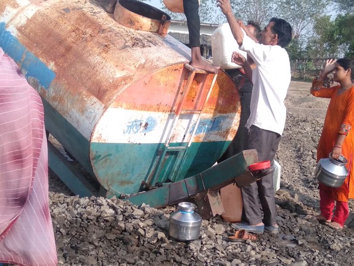 The tanker sunk into the ground broke from the front | जमीन में धंसा ...