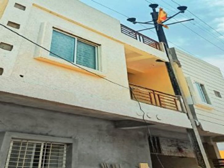 At 1000 locations in the city, the roofs and balconies of houses are ...