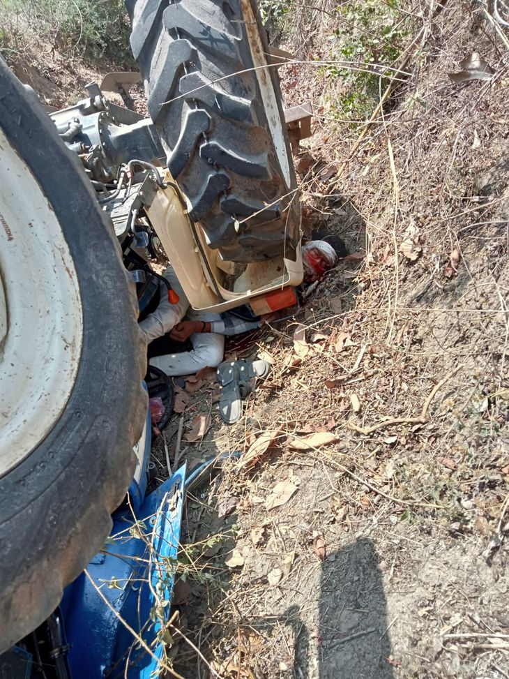 High speed tractor overturned, tractor driver died | तेज रफ्तार ...