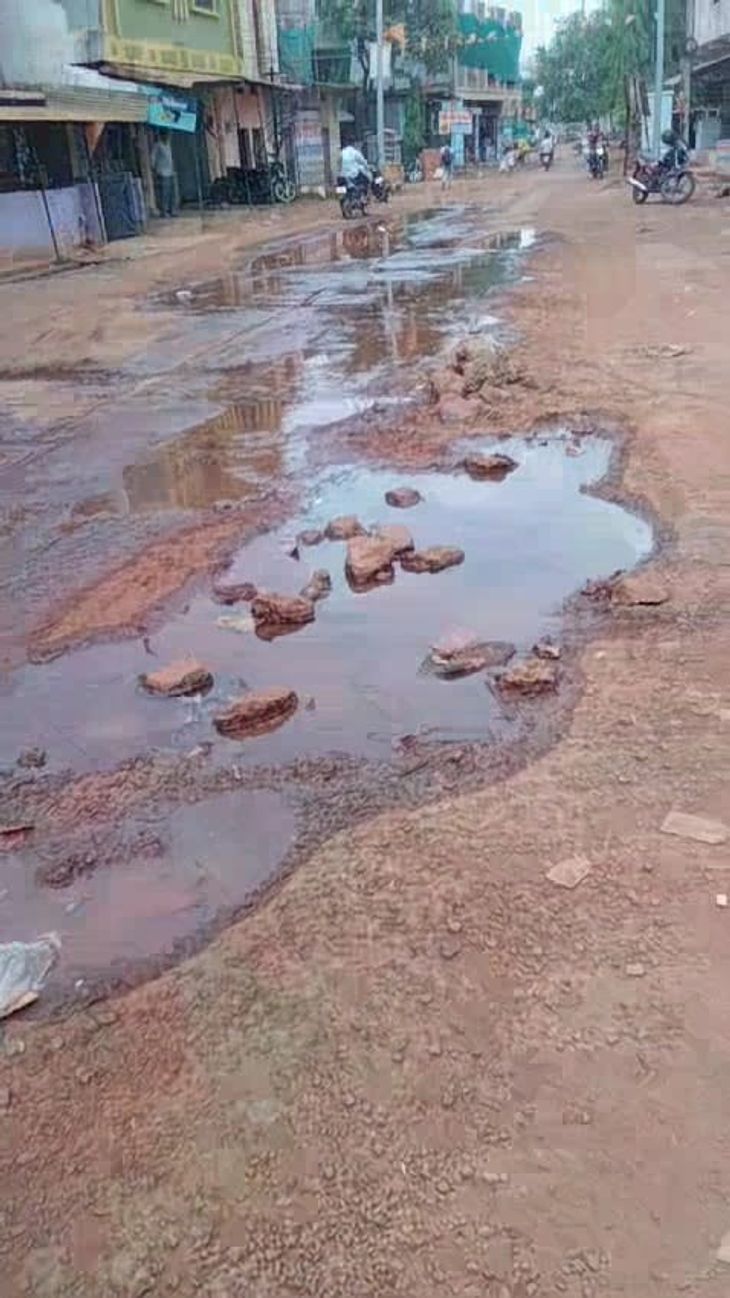 Tap water is flowing on the road in Gulabganj for 8 days, residents are ...