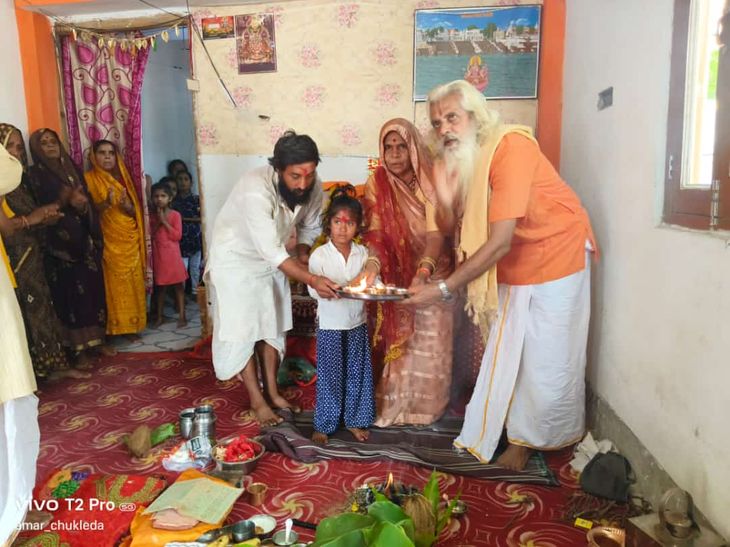 Washed the feet of 5 year old Narmada Parikrama resident | 5 साल की ...