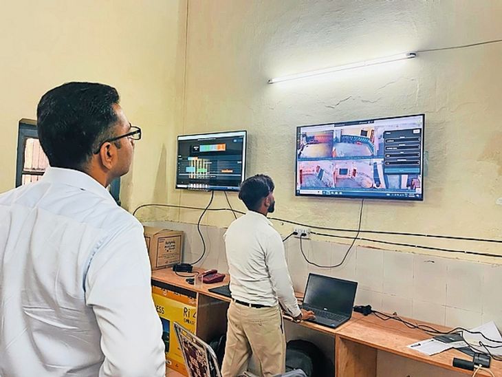 Polling booths will be monitored through webcasting | पोलिंग बूथ पर ...