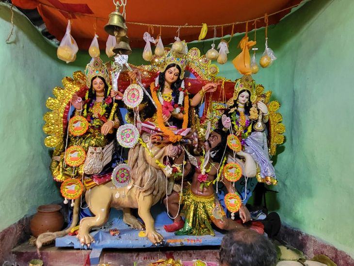 The devotees bowed their heads at the feet of Kuldevi Maa Gandheshwari ...
