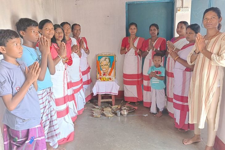 People paid tribute to Raghunath Murmu on his birth anniversary ...