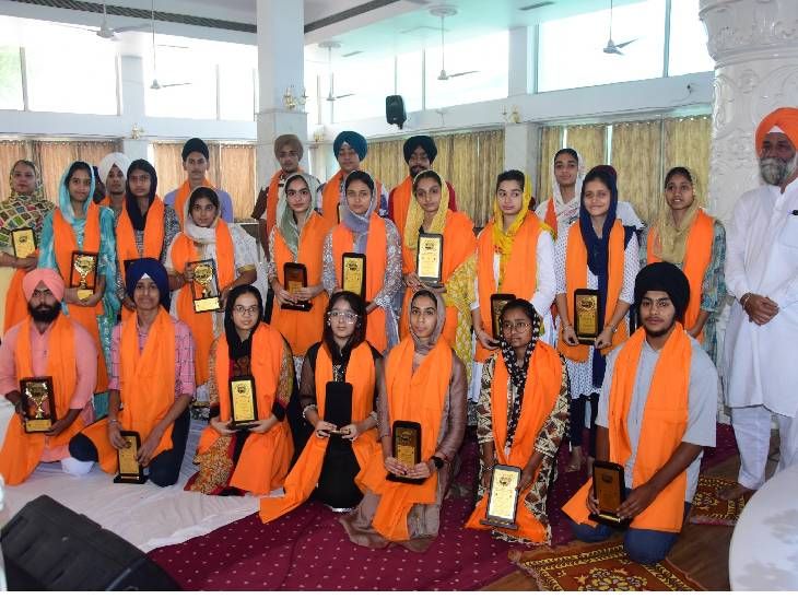 Brilliant students and teachers of Sikh community honored | सिख समाज के ...