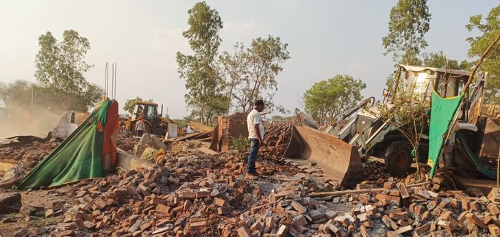 Houses built on land allotted to the court were demolished | कोर्ट को ...