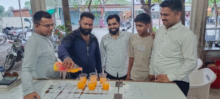 Hasalpur: People are quenching their thirst with cold drinks | हासलपुर ...