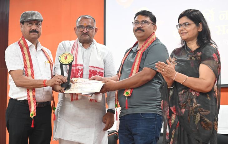 Dainik Bhaskar's Radheshyam and Rajkumar received Devarshi Narad Award ...