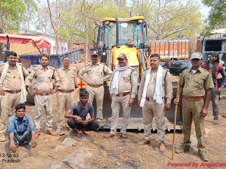 Rewa forest department seized tractor and JCB machine | रीवा वन विभाग ...