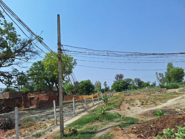 Electricity wire without pole in Mau | मऊ में बिना पोल का लगा बिजली का ...