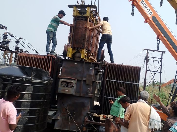 Electrical substation transformer in Mau got damaged | मऊ में विद्युत् ...