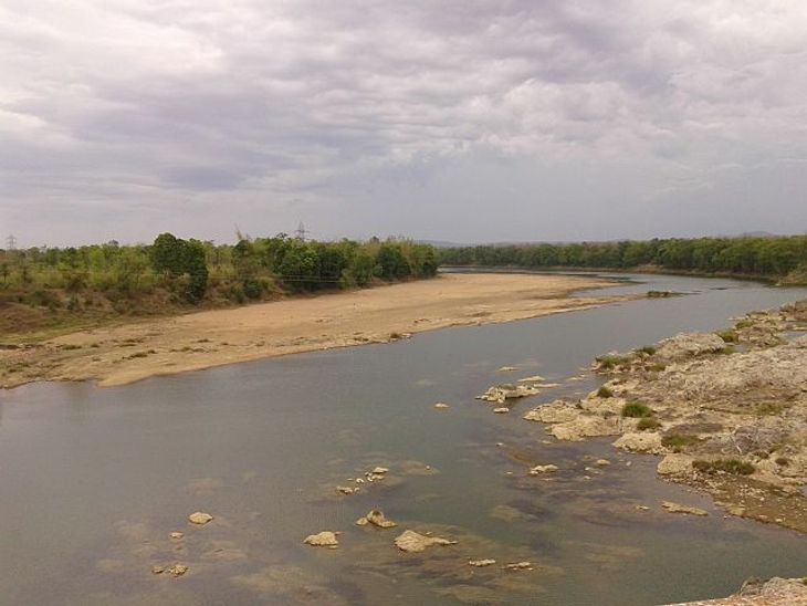 The water level of the Wainganga river is decreasing rapidly | तेजी से ...