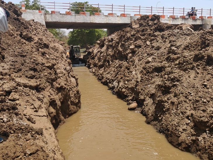 The corporation released water in the Semri river | सेमरी नदी में निगम ...