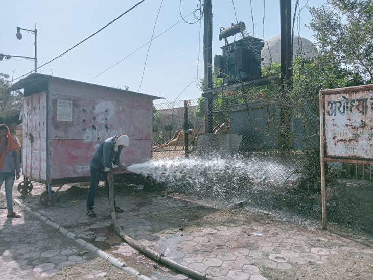 Danger of fire due to extreme heat... Water poured into the earthing of ...