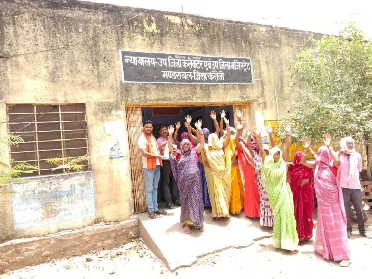 Villagers demonstrated for drinking water. No water supply in Hanuman ...
