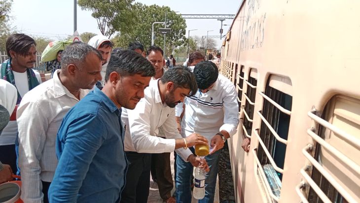 Tehsildar reached the railway station with the revenue team and gave ...
